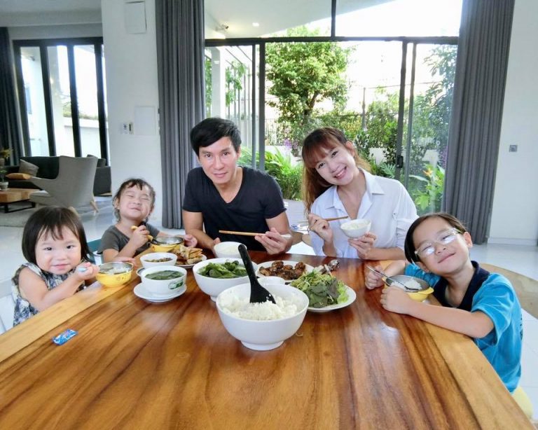 Traditional Vietnamese Family Meal – What They Eat and Table Etiquettes ...